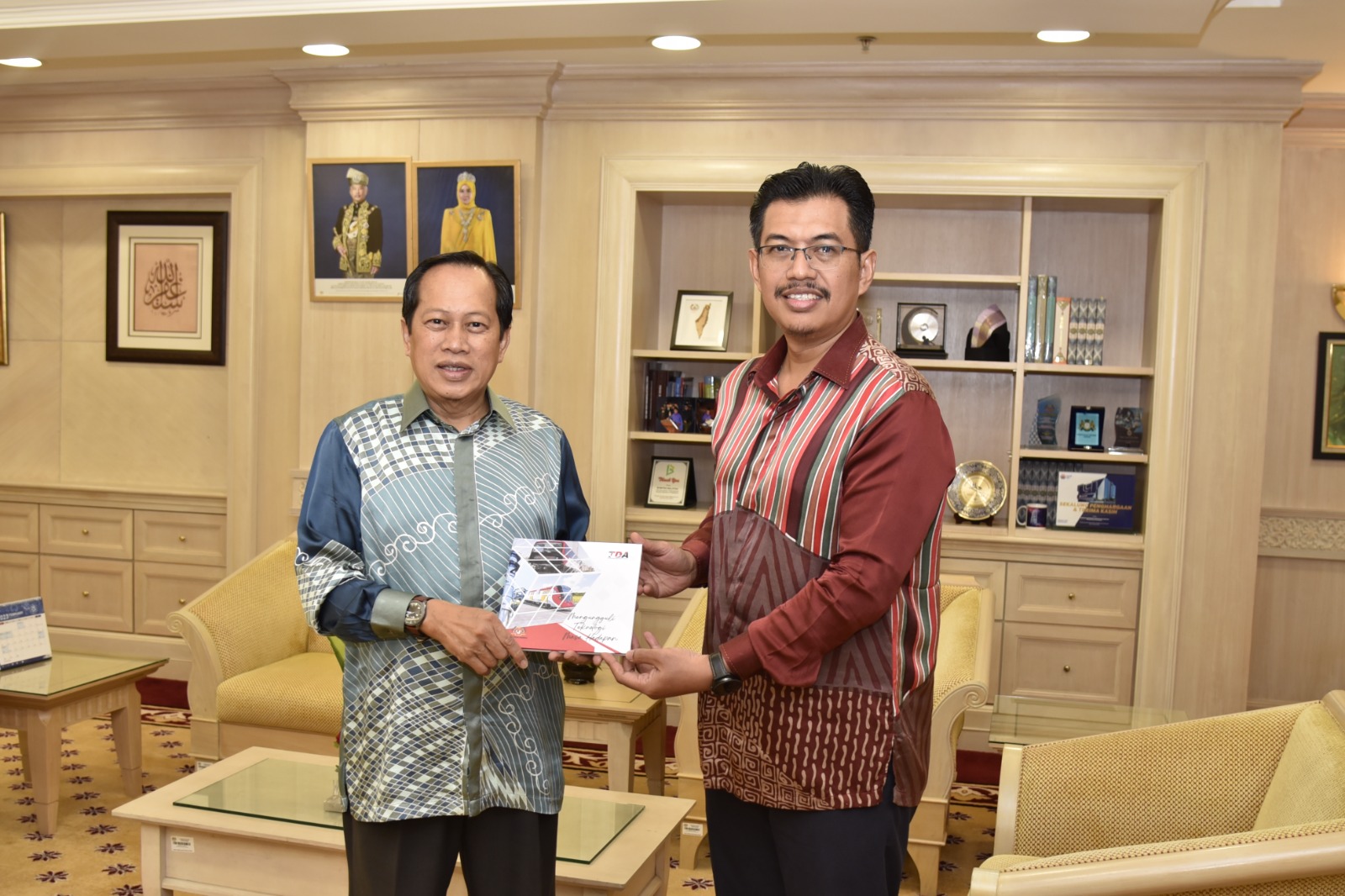 YB Datuk Seri Haji Ahmad bin Maslan, Deputy Finance Minister I ...